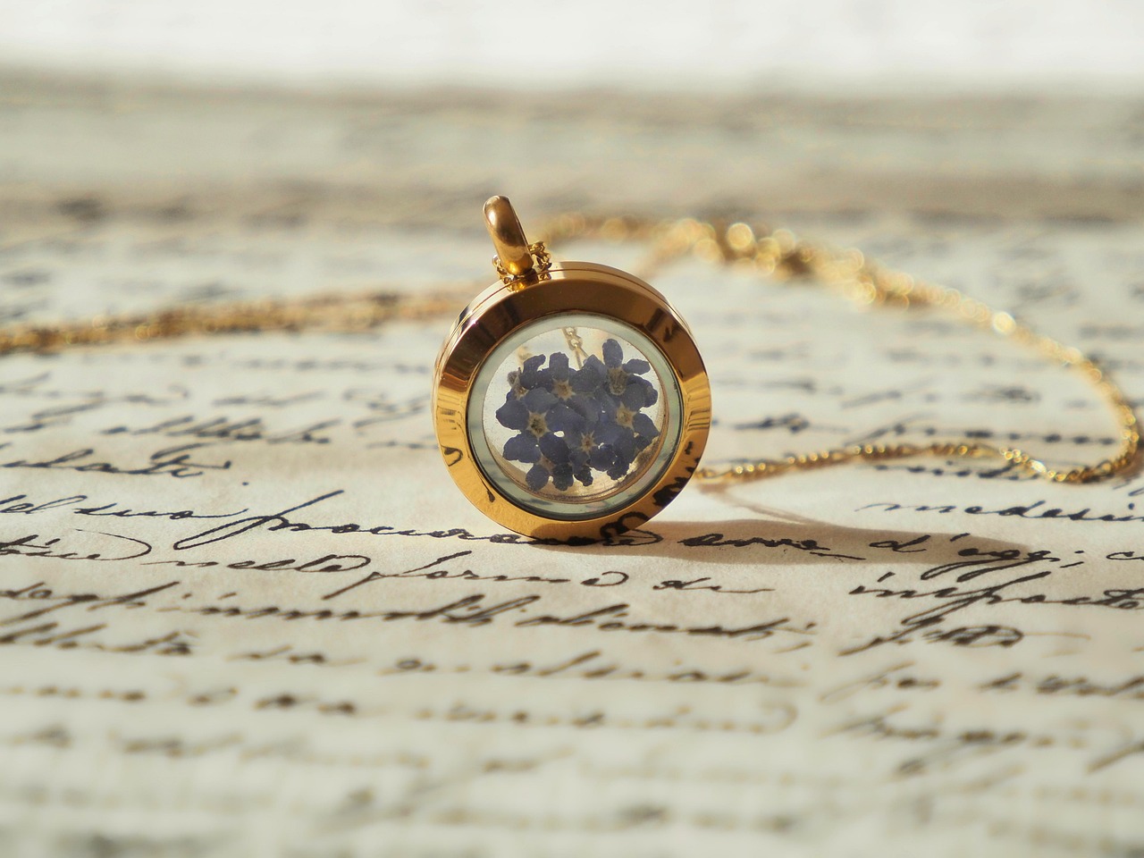 Médaille or homme : élégance intemporelle et stylée